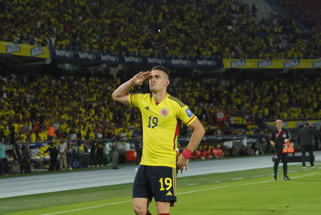 Colombia en luchado partido sumó sus tres primeros tres puntos para la ...